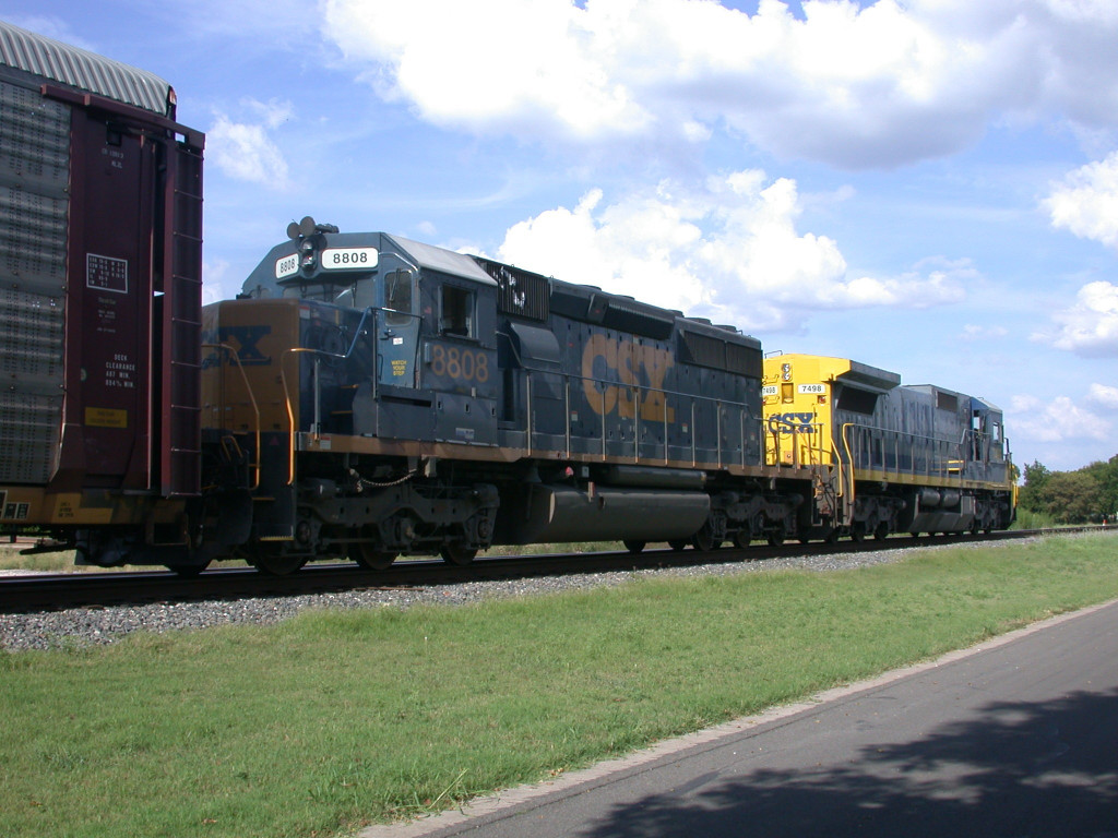 CSX 8808 18Sep2004 EB along Park Lane